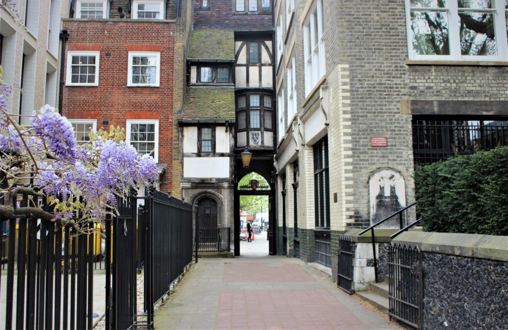 The Clerkenwell Pub Walk - Monks, Malt and Mayhem - London Walks